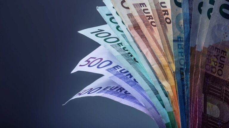 100.000 Euro Gehalt: In diesen Branchen verdienst du richtig viel Geld
