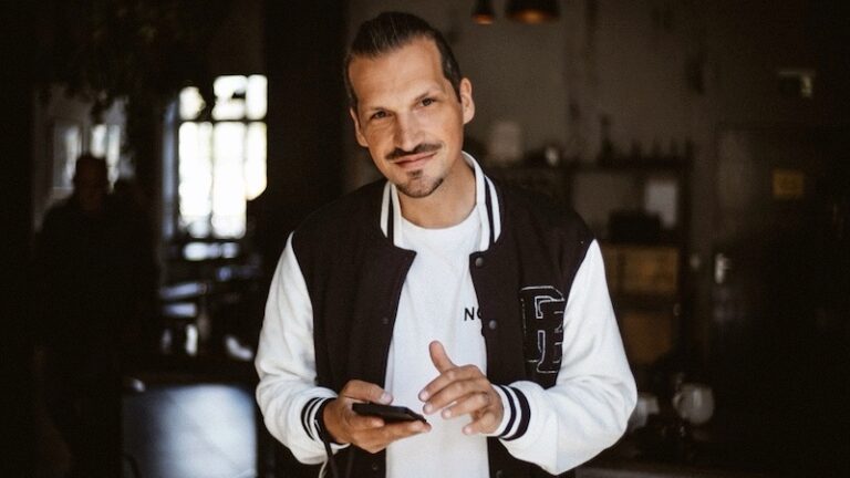 Matthias Dersch: Ein Blick auf das Smartphone des Kicker-Reporters