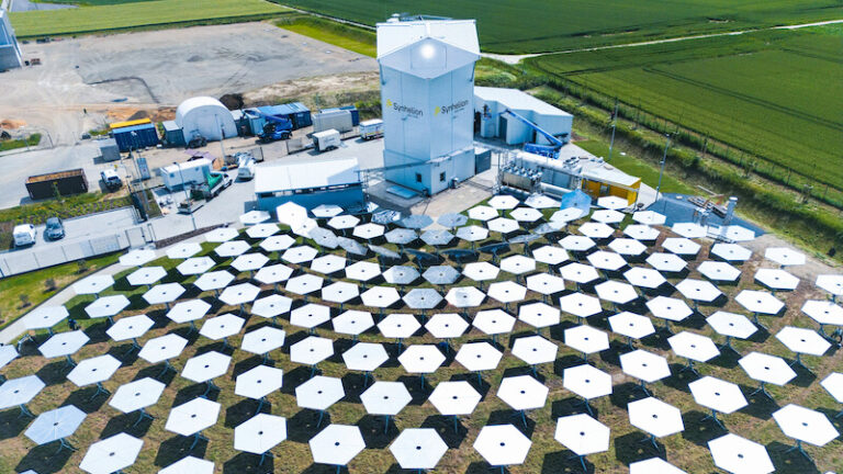 Synhelion eröffnet erste Anlage zur Herstellung von Solarkraftstoffen